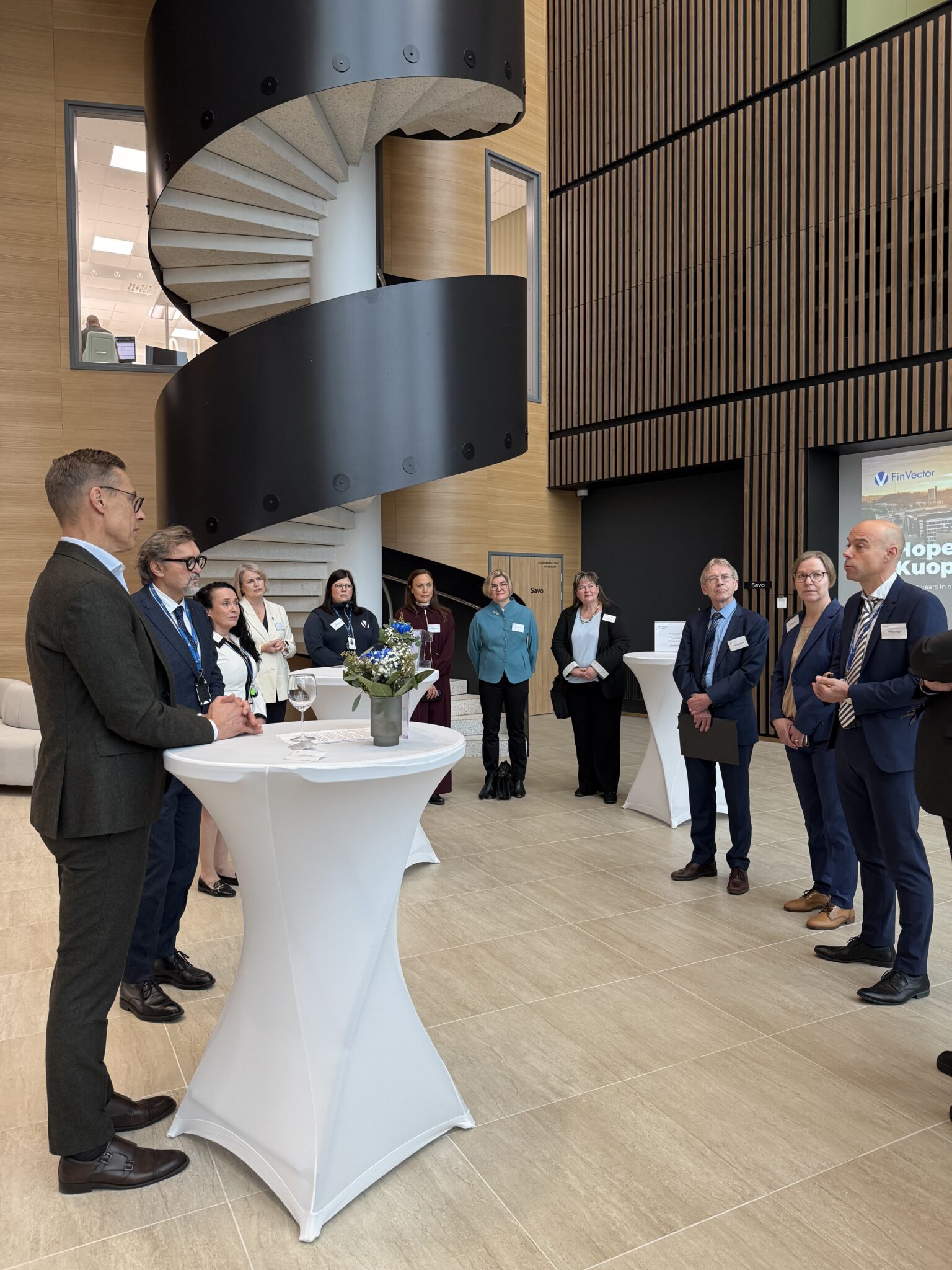 Tasavallan presidentti Alexander Stubb tutustui FinVectorin ...